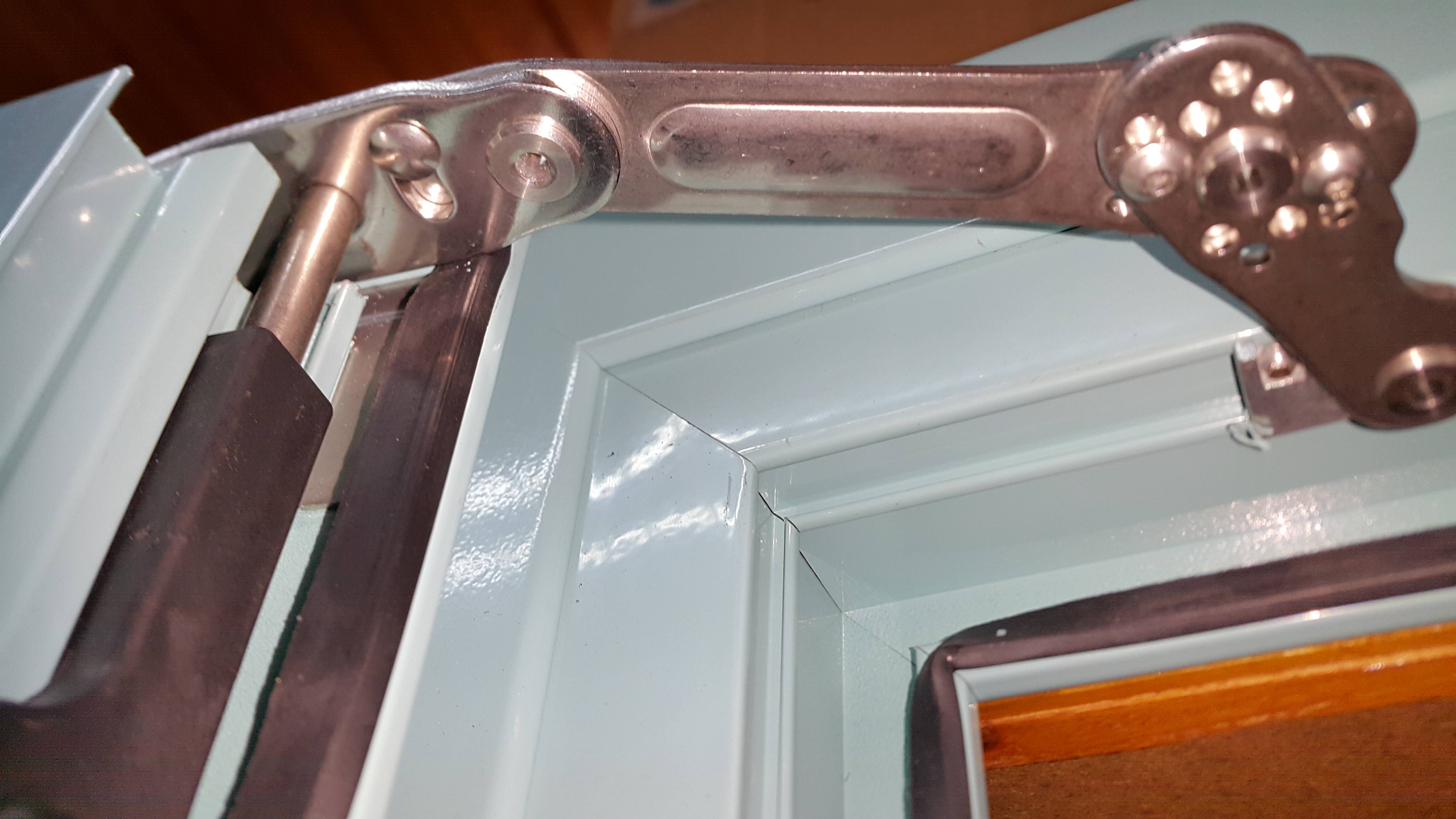 JVS – Rulouri si Obloane – Opritori Vant JVS